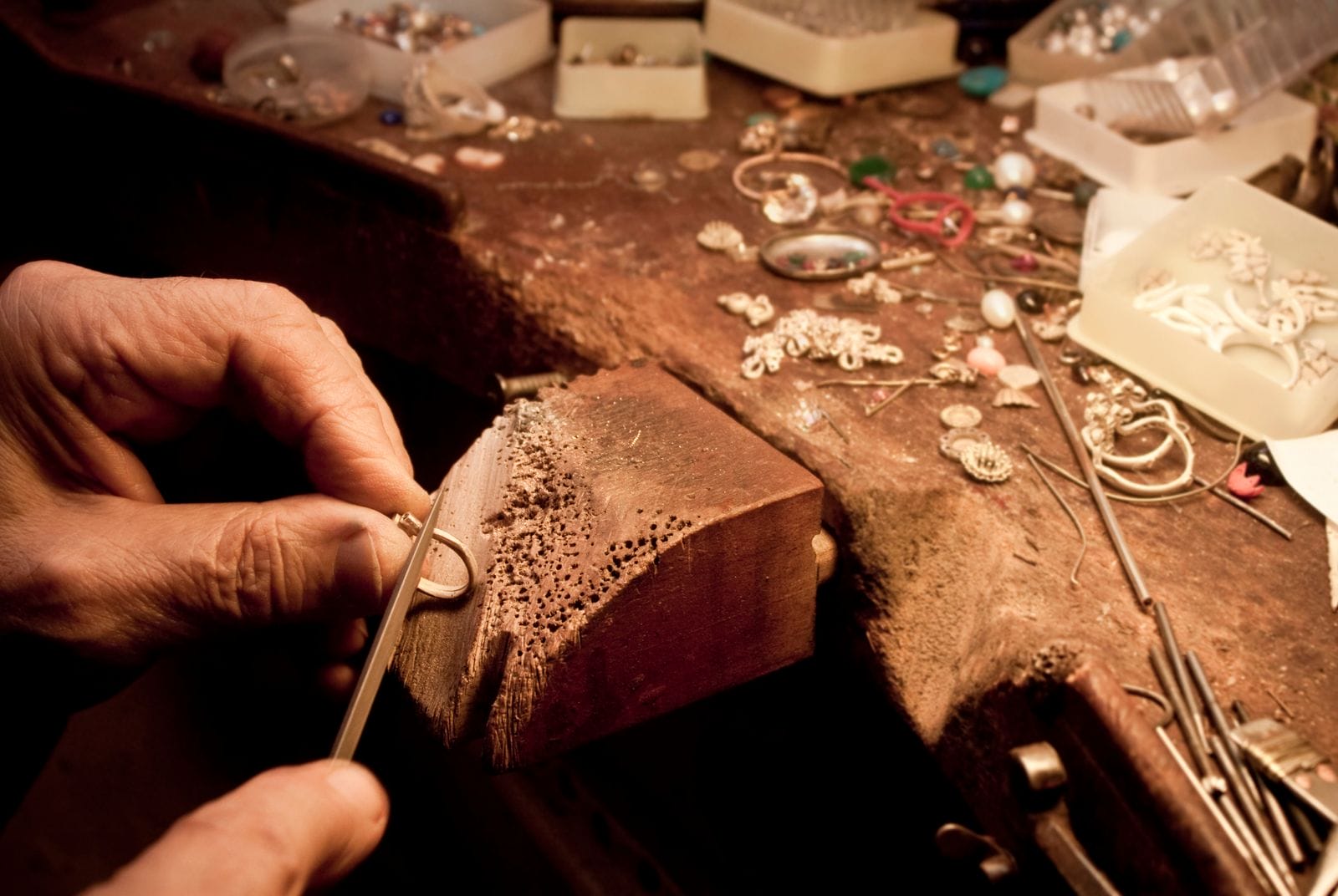 Devenir Joaillier : Formation et compétences nécessaires