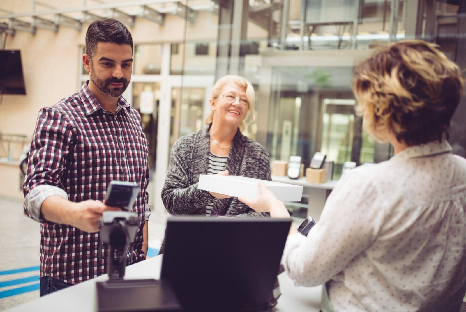 Guichetier : salaire, formation, rôle et compétence...