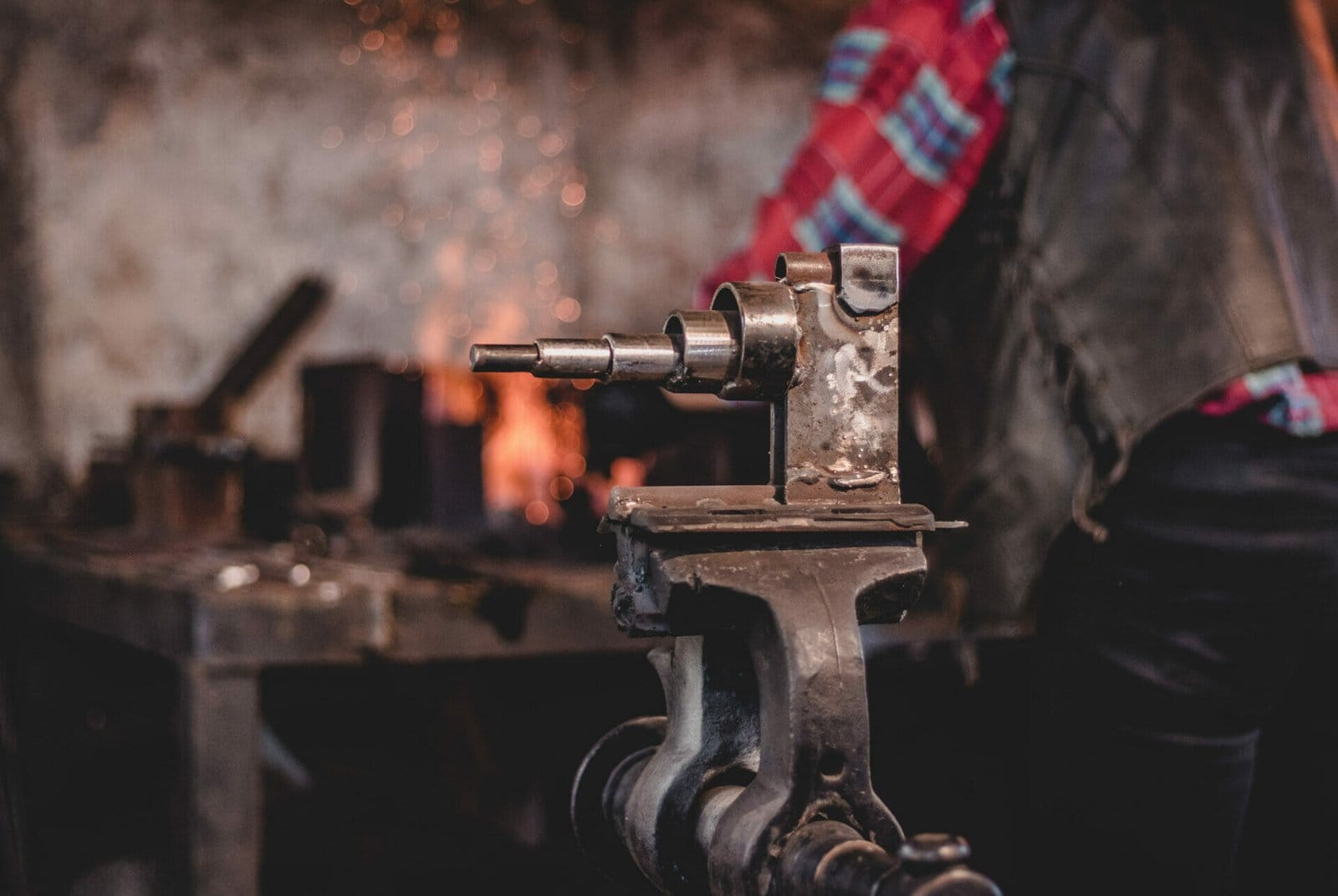 Opérateur de forge : salaire, formation, rôle et compétence